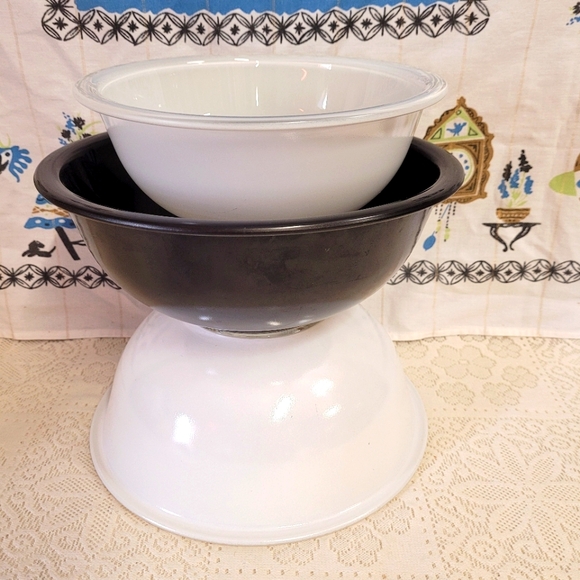 Pyrex | Kitchen | Vintage Pyrex Bowls Black White Glass Bottom Mixing ...